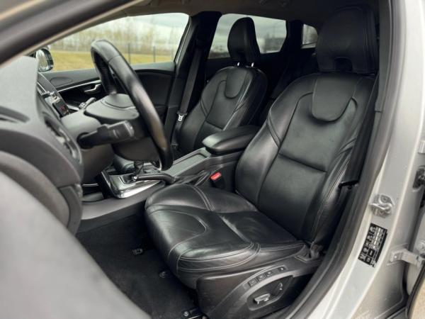 Pelēks Volvo V40 2013 Rīga, ar dzinēja tilpumu 1.60 L un nobraukumu 242 tūkst. km par 7990 €, foto 8 vietnē AUTOMOTO.COM.LV