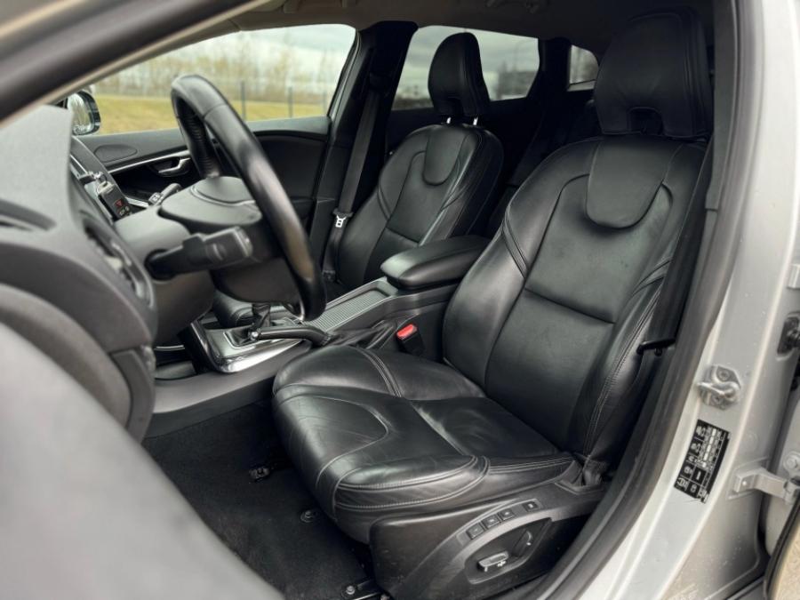 Grey Volvo V40 2013 in Riga, with an engine capacity of 1.60 L and mileage of 242 thousand km for 7990 €, photo 9 on AUTOMOTO.COM.LV