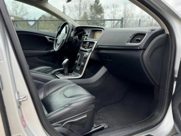 Pelēks Volvo V40 2013 Rīga, ar dzinēja tilpumu 1.60 L un nobraukumu 242 tūkst. km par 7990 €, foto 9 vietnē AUTOMOTO.COM.LV
