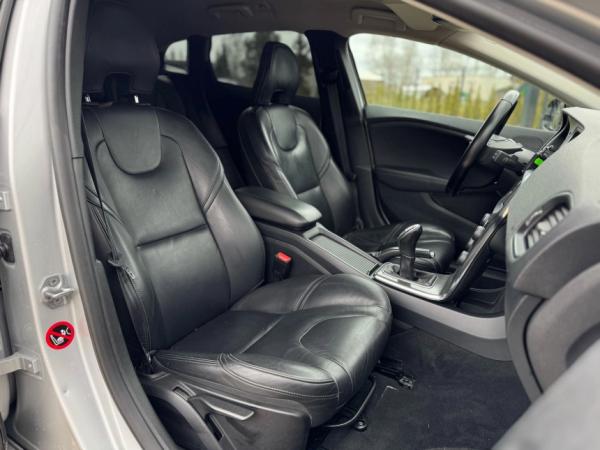 Pelēks Volvo V40 2013 Rīga, ar dzinēja tilpumu 1.60 L un nobraukumu 242 tūkst. km par 7990 €, foto 10 vietnē AUTOMOTO.COM.LV
