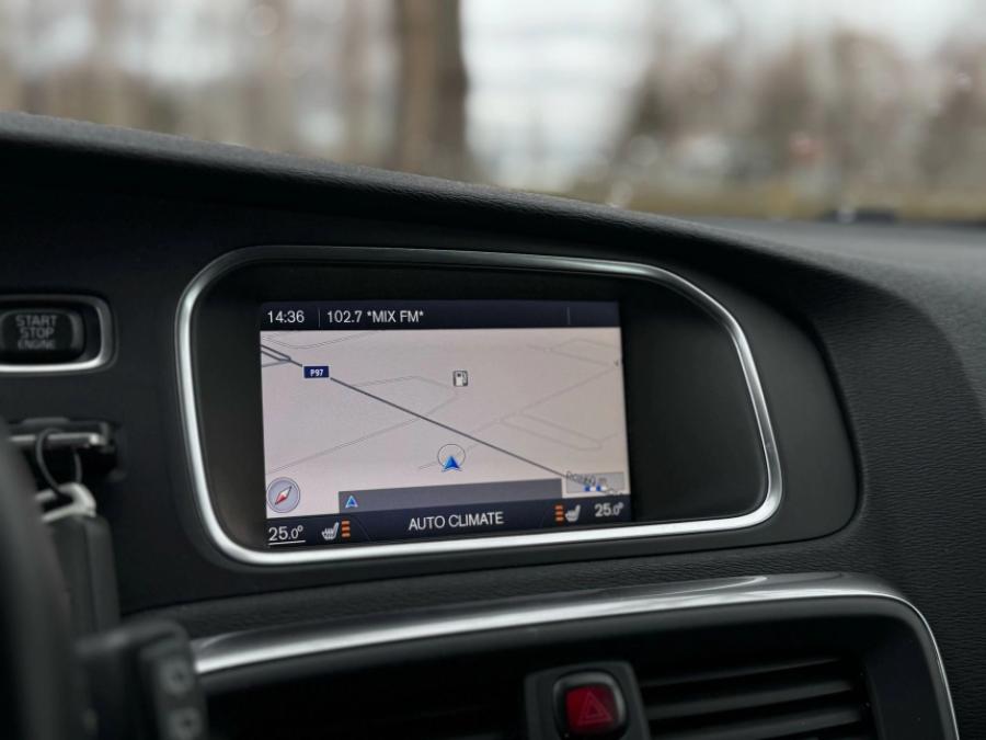 Grey Volvo V40 2013 in Riga, with an engine capacity of 1.60 L and mileage of 242 thousand km for 7990 €, photo 15 on AUTOMOTO.COM.LV