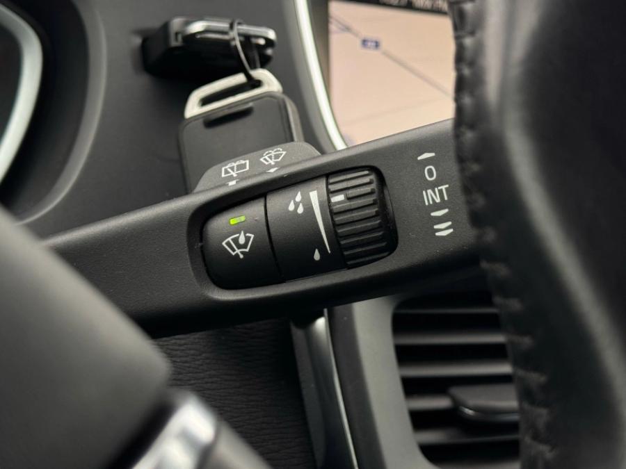 Grey Volvo V40 2013 in Riga, with an engine capacity of 1.60 L and mileage of 242 thousand km for 7990 €, photo 17 on AUTOMOTO.COM.LV