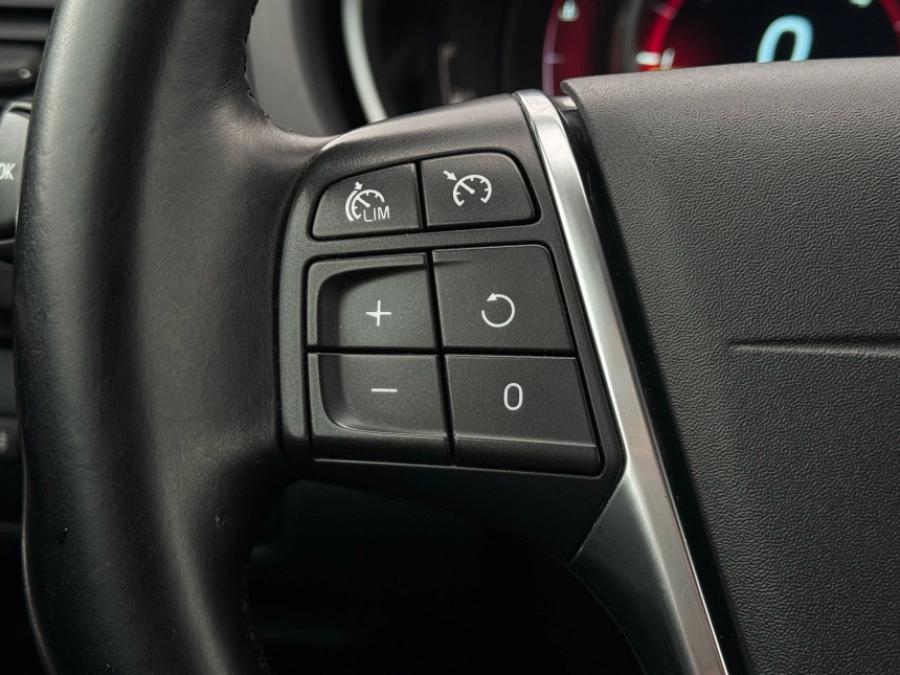 Grey Volvo V40 2013 in Riga, with an engine capacity of 1.60 L and mileage of 242 thousand km for 7990 €, photo 19 on AUTOMOTO.COM.LV