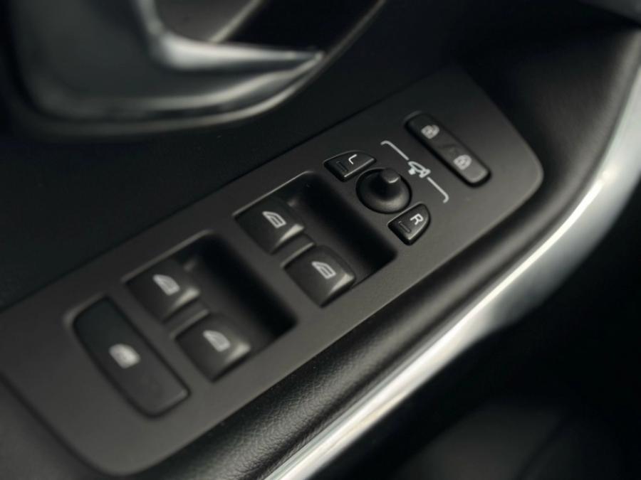 Grey Volvo V40 2013 in Riga, with an engine capacity of 1.60 L and mileage of 242 thousand km for 7990 €, photo 21 on AUTOMOTO.COM.LV