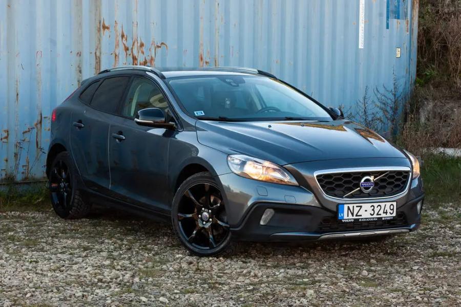 Pelēks Volvo V40 2013 Rīga, ar dzinēja tilpumu 1.60 L un nobraukumu 225 tūkst. km par 7995 €, foto 1 vietnē AUTOMOTO.COM.LV