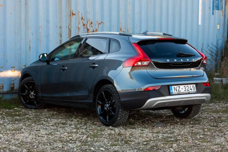 Pelēks Volvo V40 2013 Rīga, ar dzinēja tilpumu 1.60 L un nobraukumu 225 tūkst. km par 7995 €, foto 3 vietnē AUTOMOTO.COM.LV