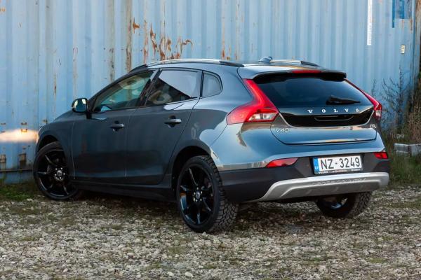 Grey Volvo V40 2013 in Riga, with an engine capacity of 1.60 L and mileage of 225 thousand km for 7995 €, photo 3 on AUTOMOTO.COM.LV