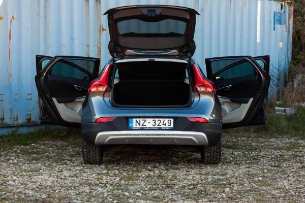 Grey Volvo V40 2013 in Riga, with an engine capacity of 1.60 L and mileage of 225 thousand km for 7995 €, photo 5 on AUTOMOTO.COM.LV