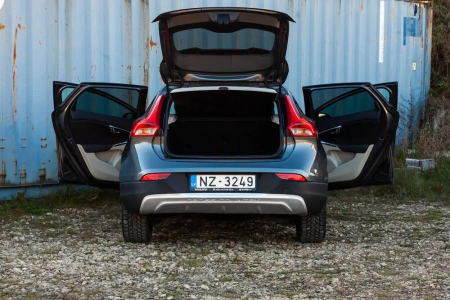 Pelēks Volvo V40 2013 Rīga, ar dzinēja tilpumu 1.60 L un nobraukumu 225 tūkst. km par 7995 €, foto 6 vietnē AUTOMOTO.COM.LV