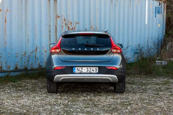 Grey Volvo V40 2013 in Riga, with an engine capacity of 1.60 L and mileage of 225 thousand km for 7995 €, photo 6 on AUTOMOTO.COM.LV