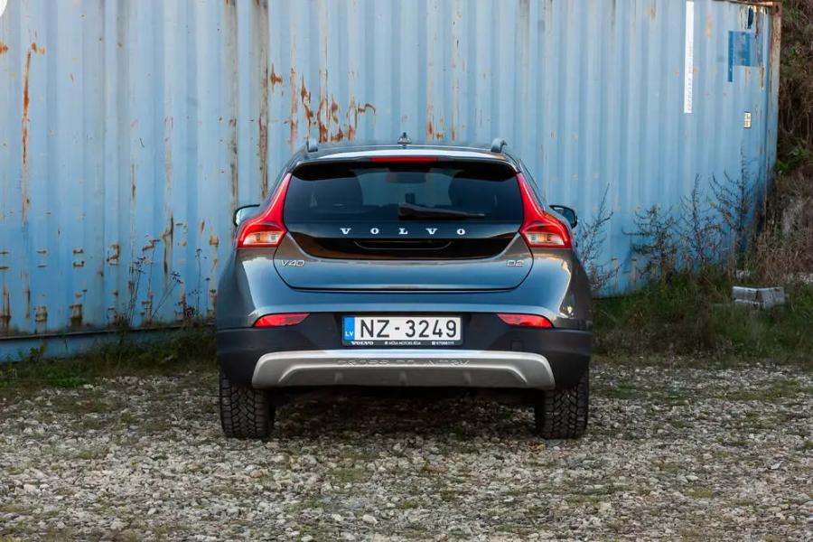 Pelēks Volvo V40 2013 Rīga, ar dzinēja tilpumu 1.60 L un nobraukumu 225 tūkst. km par 7995 €, foto 7 vietnē AUTOMOTO.COM.LV
