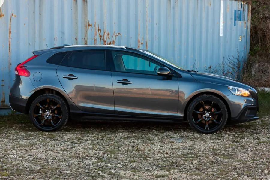 Pelēks Volvo V40 2013 Rīga, ar dzinēja tilpumu 1.60 L un nobraukumu 225 tūkst. km par 7995 €, foto 8 vietnē AUTOMOTO.COM.LV