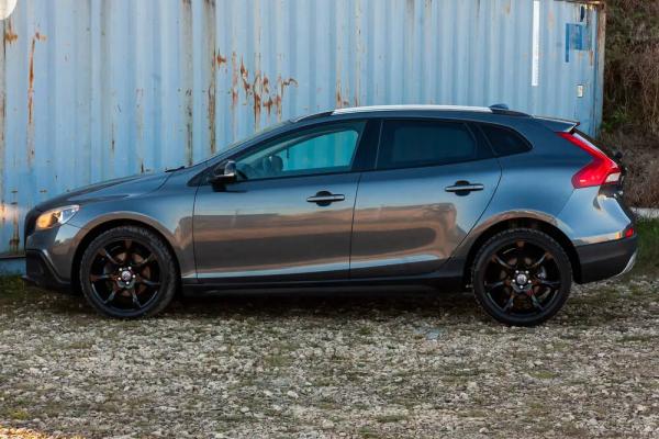 Grey Volvo V40 2013 in Riga, with an engine capacity of 1.60 L and mileage of 225 thousand km for 7995 €, photo 8 on AUTOMOTO.COM.LV