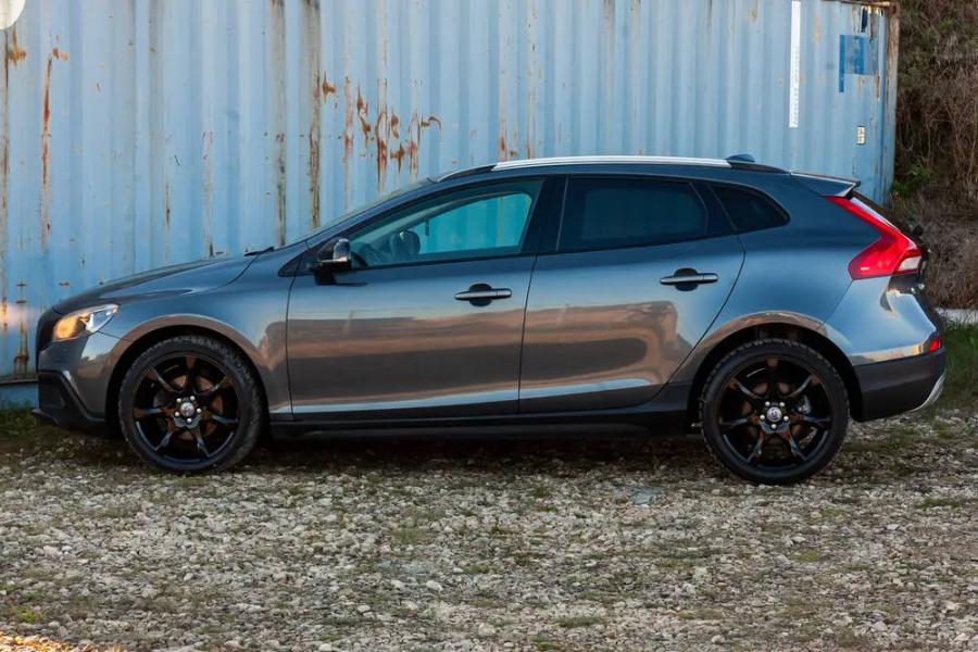 Pelēks Volvo V40 2013 Rīga, ar dzinēja tilpumu 1.60 L un nobraukumu 225 tūkst. km par 7995 €, foto 9 vietnē AUTOMOTO.COM.LV