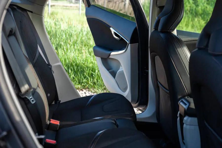 Pelēks Volvo V40 2013 Rīga, ar dzinēja tilpumu 1.60 L un nobraukumu 225 tūkst. km par 7995 €, foto 11 vietnē AUTOMOTO.COM.LV