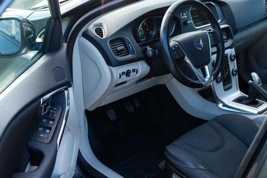 Pelēks Volvo V40 2013 Rīga, ar dzinēja tilpumu 1.60 L un nobraukumu 225 tūkst. km par 7995 €, foto 13 vietnē AUTOMOTO.COM.LV
