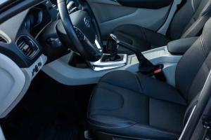 Pelēks Volvo V40 2013 Rīga, ar dzinēja tilpumu 1.60 L un nobraukumu 225 tūkst. km par 7995 €, foto 14 vietnē AUTOMOTO.COM.LV