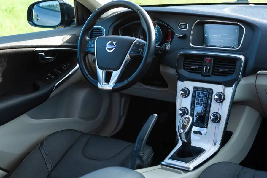 Pelēks Volvo V40 2013 Rīga, ar dzinēja tilpumu 1.60 L un nobraukumu 225 tūkst. km par 7995 €, foto 17 vietnē AUTOMOTO.COM.LV