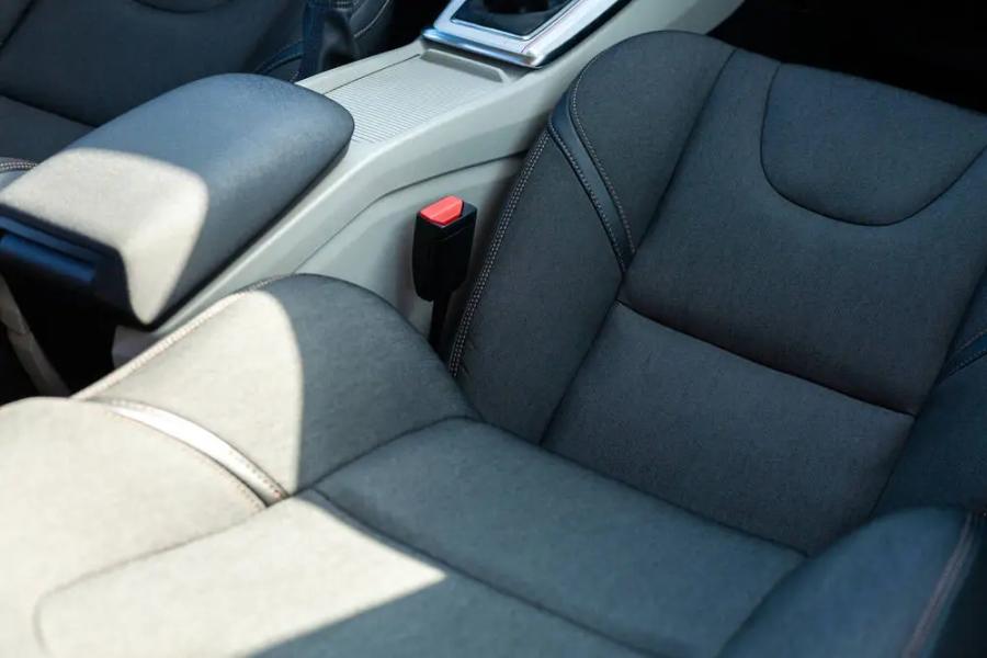 Pelēks Volvo V40 2013 Rīga, ar dzinēja tilpumu 1.60 L un nobraukumu 225 tūkst. km par 7995 €, foto 18 vietnē AUTOMOTO.COM.LV