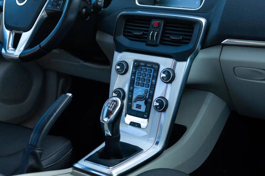 Pelēks Volvo V40 2013 Rīga, ar dzinēja tilpumu 1.60 L un nobraukumu 225 tūkst. km par 7995 €, foto 19 vietnē AUTOMOTO.COM.LV