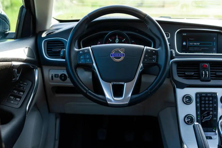 Pelēks Volvo V40 2013 Rīga, ar dzinēja tilpumu 1.60 L un nobraukumu 225 tūkst. km par 7995 €, foto 21 vietnē AUTOMOTO.COM.LV