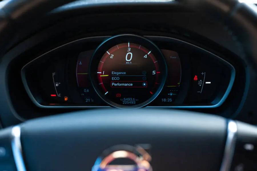 Pelēks Volvo V40 2013 Rīga, ar dzinēja tilpumu 1.60 L un nobraukumu 225 tūkst. km par 7995 €, foto 22 vietnē AUTOMOTO.COM.LV
