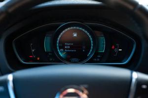 Pelēks Volvo V40 2013 Rīga, ar dzinēja tilpumu 1.60 L un nobraukumu 225 tūkst. km par 7995 €, foto 23 vietnē AUTOMOTO.COM.LV