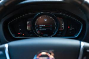 Pelēks Volvo V40 2013 Rīga, ar dzinēja tilpumu 1.60 L un nobraukumu 225 tūkst. km par 7995 €, foto 24 vietnē AUTOMOTO.COM.LV