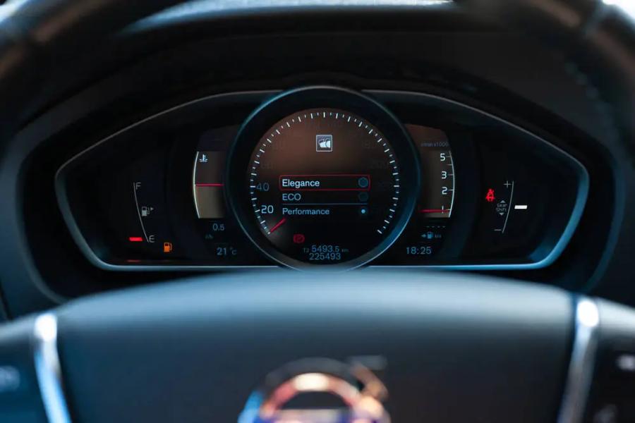 Pelēks Volvo V40 2013 Rīga, ar dzinēja tilpumu 1.60 L un nobraukumu 225 tūkst. km par 7995 €, foto 24 vietnē AUTOMOTO.COM.LV