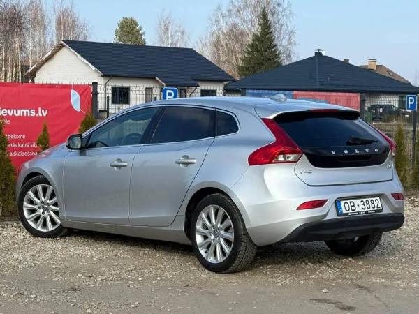 Pelēks Volvo V40 2013 Jelgava, ar dzinēja tilpumu 1.60 L un nobraukumu 242 tūkst. km par 5190 €, foto 4 vietnē AUTOMOTO.COM.LV