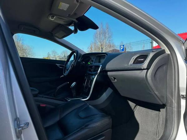 Pelēks Volvo V40 2013 Jelgava, ar dzinēja tilpumu 1.60 L un nobraukumu 242 tūkst. km par 5190 €, foto 9 vietnē AUTOMOTO.COM.LV