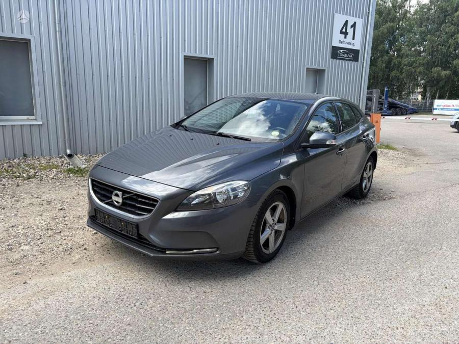 Grey Volvo V40 2013 in Ukmerge, with an engine capacity of 1.60 L and mileage of 349 thousand km for 3450 €, photo 1 on AUTOMOTO.COM.LV