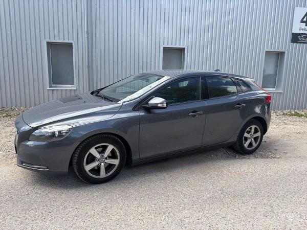Grey Volvo V40 2013 in Ukmerge, with an engine capacity of 1.60 L and mileage of 349 thousand km for 3450 €, photo 2 on AUTOMOTO.COM.LV