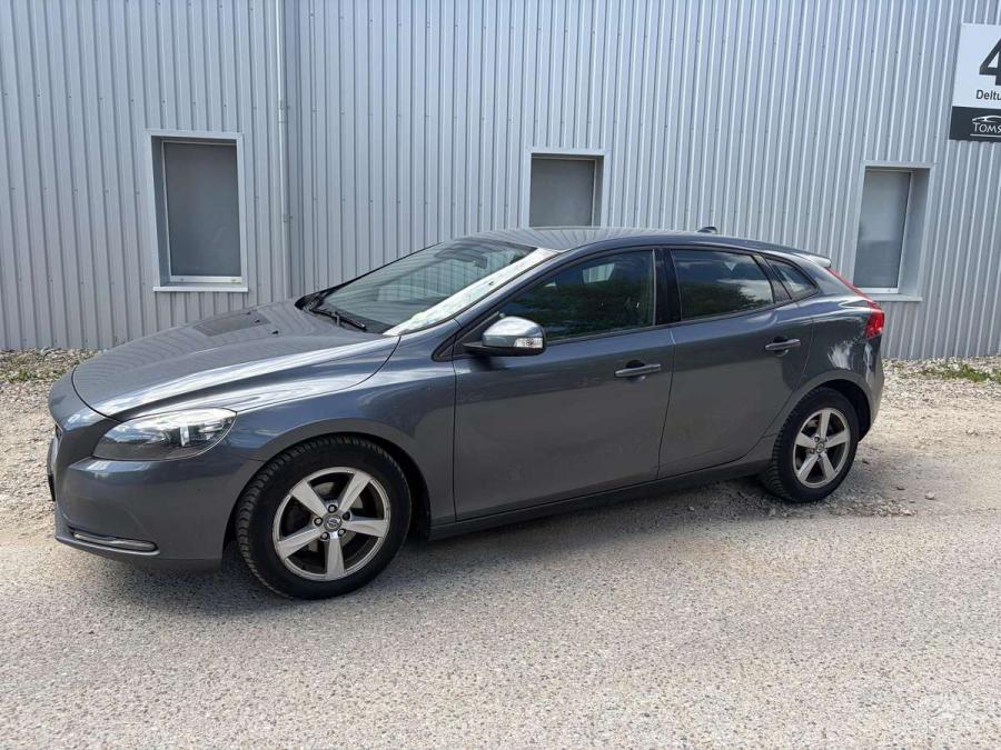 Grey Volvo V40 2013 in Ukmerge, with an engine capacity of 1.60 L and mileage of 349 thousand km for 3450 €, photo 3 on AUTOMOTO.COM.LV