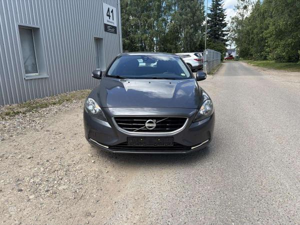 Grey Volvo V40 2013 in Ukmerge, with an engine capacity of 1.60 L and mileage of 349 thousand km for 3450 €, photo 3 on AUTOMOTO.COM.LV