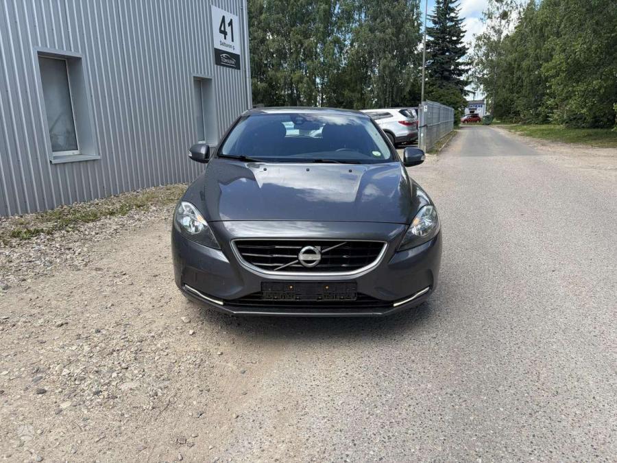 Grey Volvo V40 2013 in Ukmerge, with an engine capacity of 1.60 L and mileage of 349 thousand km for 3450 €, photo 4 on AUTOMOTO.COM.LV