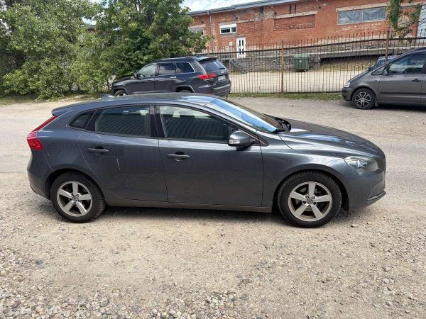 Grey Volvo V40 2013 in Ukmerge, with an engine capacity of 1.60 L and mileage of 349 thousand km for 3450 €, photo 5 on AUTOMOTO.COM.LV