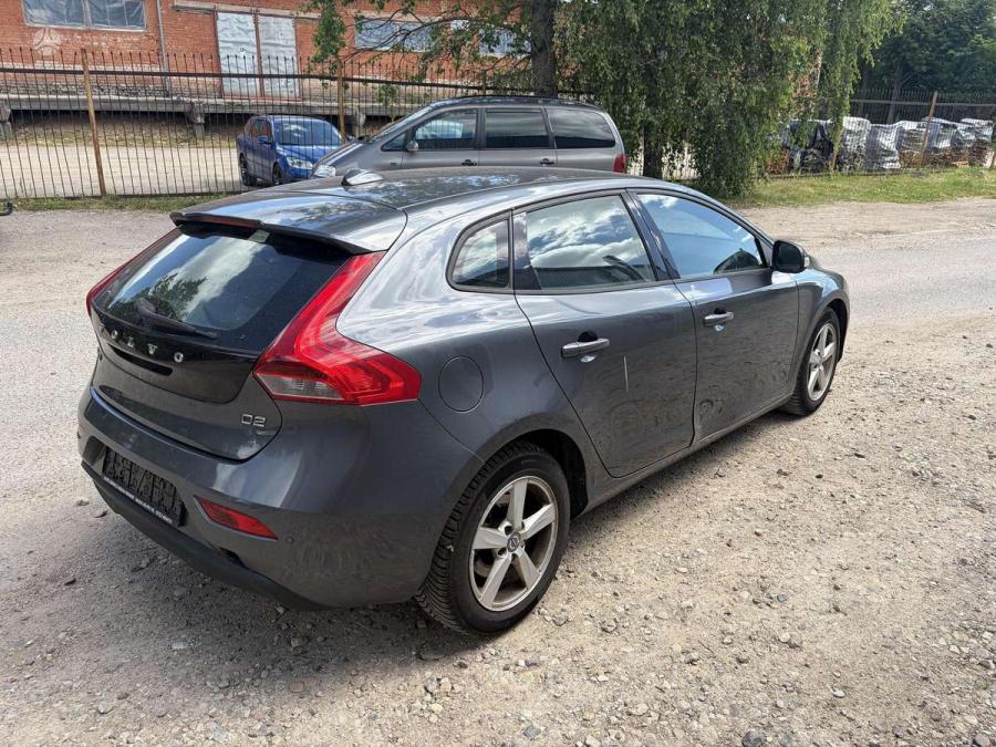 Grey Volvo V40 2013 in Ukmerge, with an engine capacity of 1.60 L and mileage of 349 thousand km for 3450 €, photo 7 on AUTOMOTO.COM.LV
