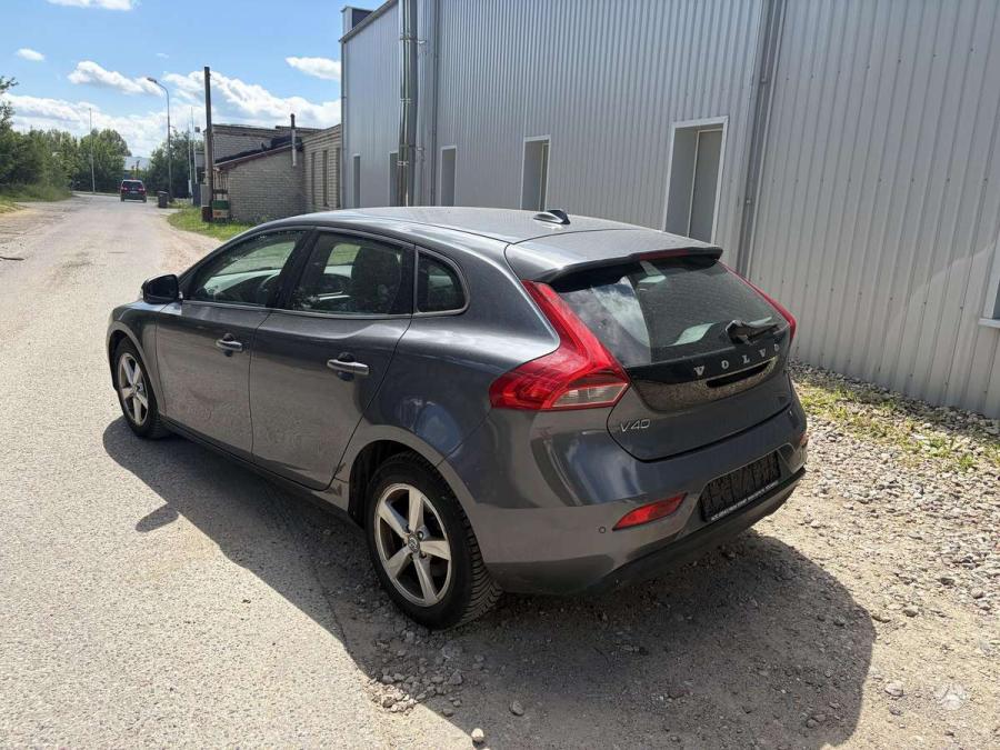 Grey Volvo V40 2013 in Ukmerge, with an engine capacity of 1.60 L and mileage of 349 thousand km for 3450 €, photo 9 on AUTOMOTO.COM.LV