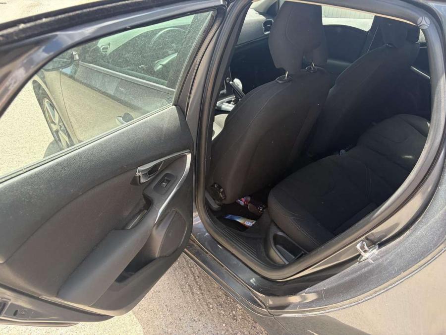 Grey Volvo V40 2013 in Ukmerge, with an engine capacity of 1.60 L and mileage of 349 thousand km for 3450 €, photo 12 on AUTOMOTO.COM.LV