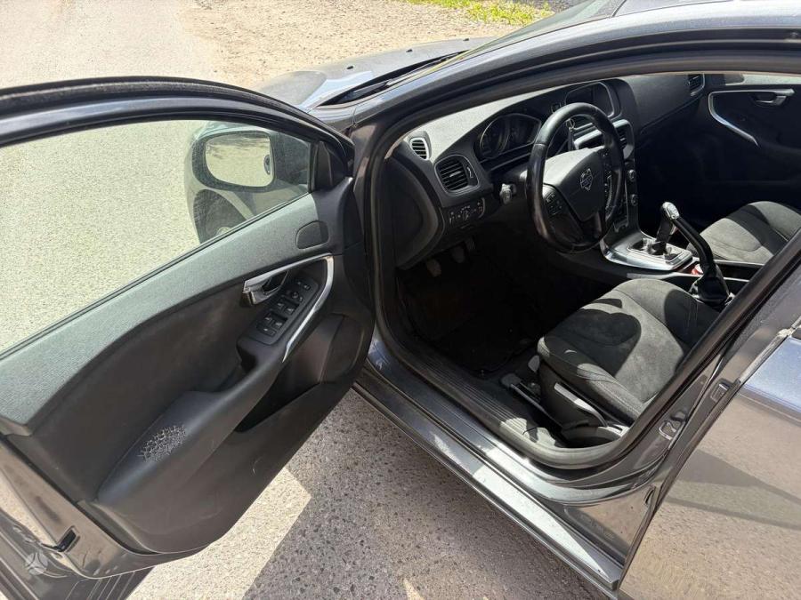 Grey Volvo V40 2013 in Ukmerge, with an engine capacity of 1.60 L and mileage of 349 thousand km for 3450 €, photo 13 on AUTOMOTO.COM.LV