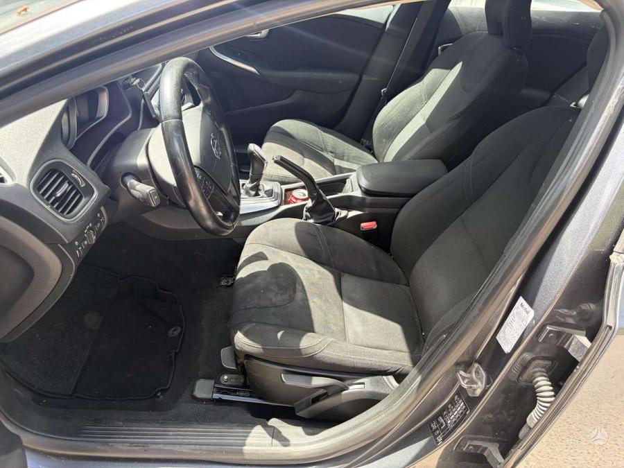 Grey Volvo V40 2013 in Ukmerge, with an engine capacity of 1.60 L and mileage of 349 thousand km for 3450 €, photo 14 on AUTOMOTO.COM.LV