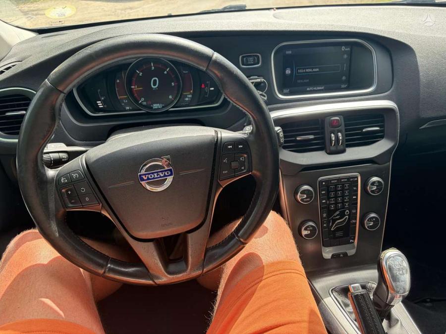 Grey Volvo V40 2013 in Ukmerge, with an engine capacity of 1.60 L and mileage of 349 thousand km for 3450 €, photo 15 on AUTOMOTO.COM.LV