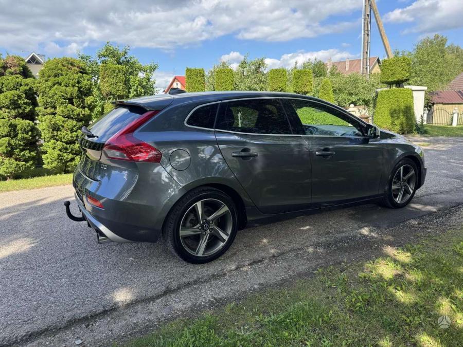 Pelēks Volvo V40 2013 Alīta, ar dzinēja tilpumu 1.56 L un nobraukumu 245 tūkst. km par 6200 €, foto 10 vietnē AUTOMOTO.COM.LV
