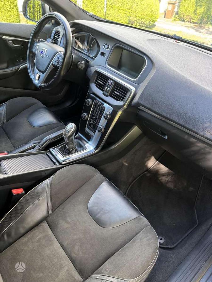 Pelēks Volvo V40 2013 Alīta, ar dzinēja tilpumu 1.56 L un nobraukumu 245 tūkst. km par 6200 €, foto 19 vietnē AUTOMOTO.COM.LV