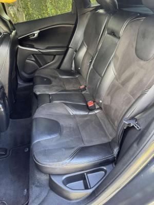 Pelēks Volvo V40 2013 Alīta, ar dzinēja tilpumu 1.56 L un nobraukumu 245 tūkst. km par 6200 €, foto 20 vietnē AUTOMOTO.COM.LV