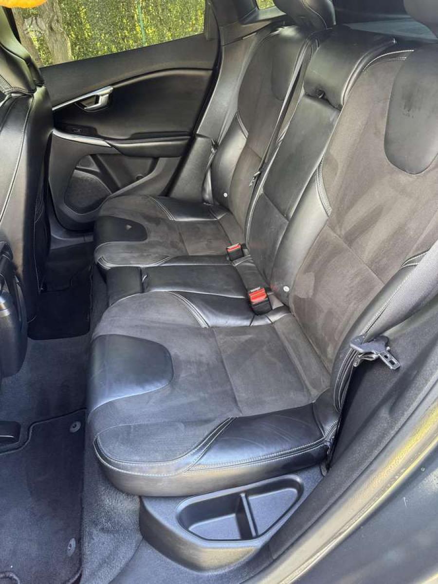 Pelēks Volvo V40 2013 Alīta, ar dzinēja tilpumu 1.56 L un nobraukumu 245 tūkst. km par 6200 €, foto 20 vietnē AUTOMOTO.COM.LV
