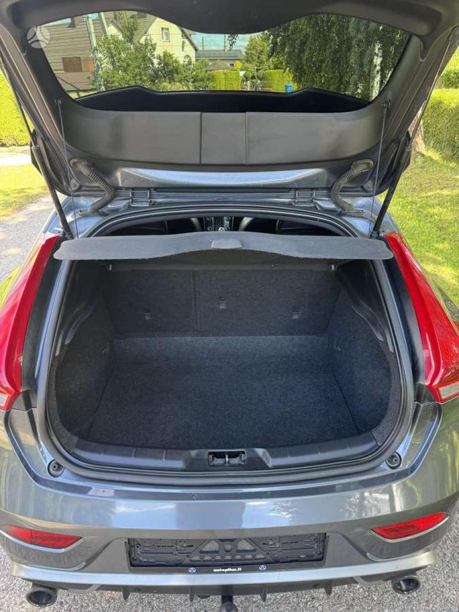 Pelēks Volvo V40 2013 Alīta, ar dzinēja tilpumu 1.56 L un nobraukumu 245 tūkst. km par 6200 €, foto 21 vietnē AUTOMOTO.COM.LV