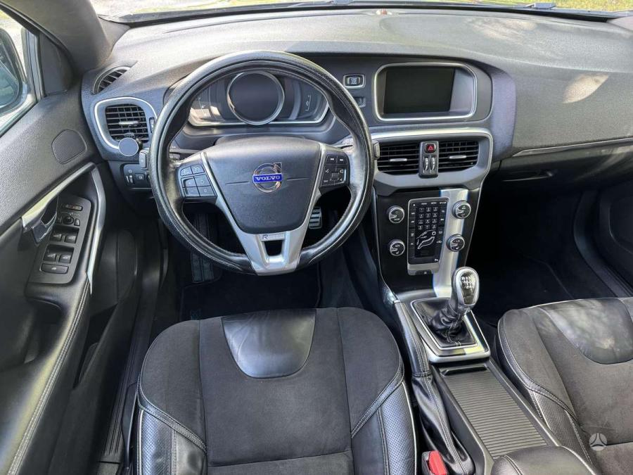 Pelēks Volvo V40 2013 Alīta, ar dzinēja tilpumu 1.56 L un nobraukumu 245 tūkst. km par 6200 €, foto 23 vietnē AUTOMOTO.COM.LV