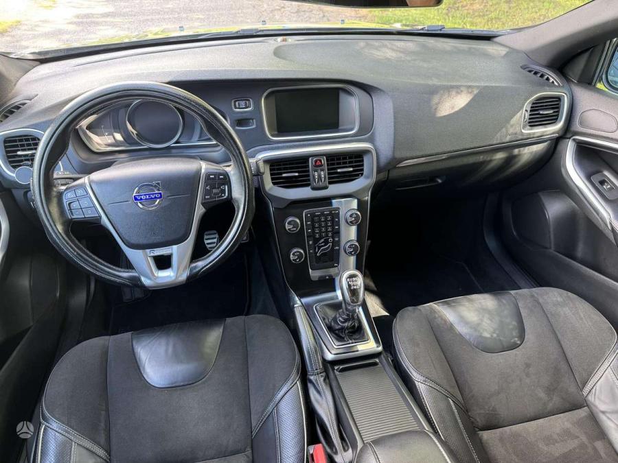 Pelēks Volvo V40 2013 Alīta, ar dzinēja tilpumu 1.56 L un nobraukumu 245 tūkst. km par 6200 €, foto 24 vietnē AUTOMOTO.COM.LV